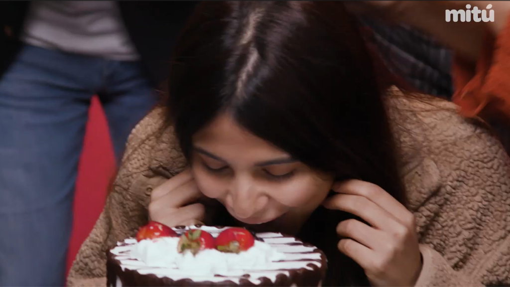 Non-Mexican Girls Try La Mordida — mitúTV